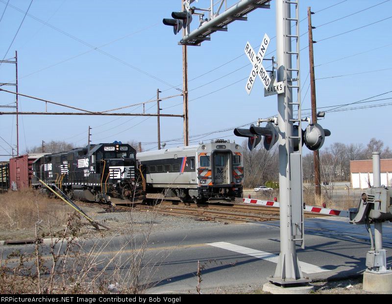 NS 5285 and NJT Comet IV 5014
